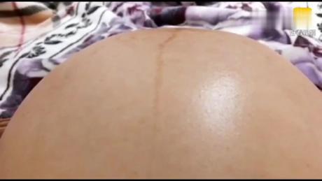 实拍孕妇分娩阵痛,痛苦的蹲在地上不停呻吟,妈妈真是太辛苦了