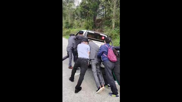 车陷坑里啦!路过的人一拥而上,这是什么精神?