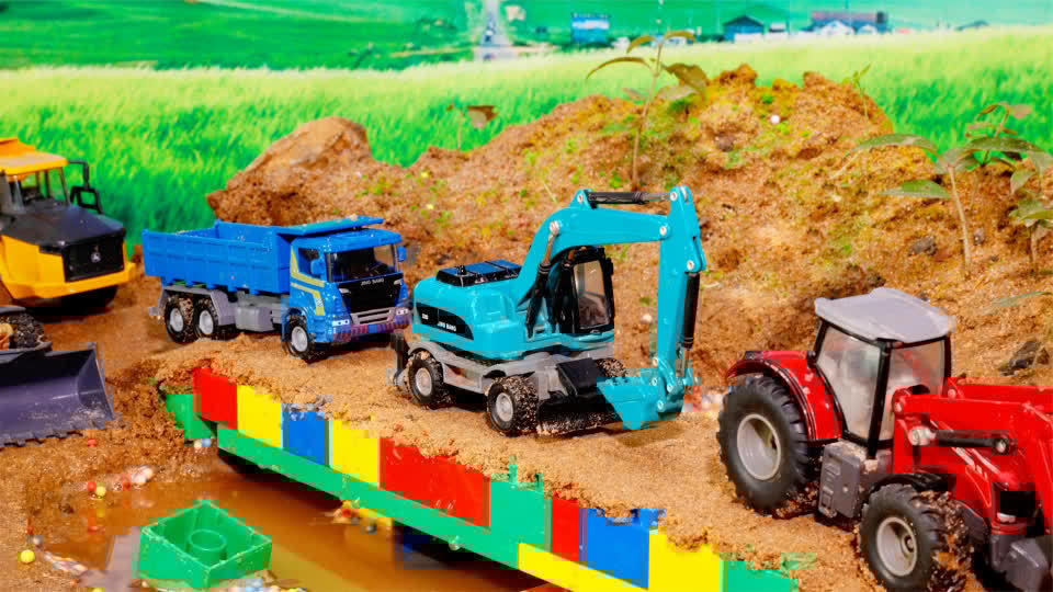 汽车碰到水塘道路,工程车救援队搭建桥梁