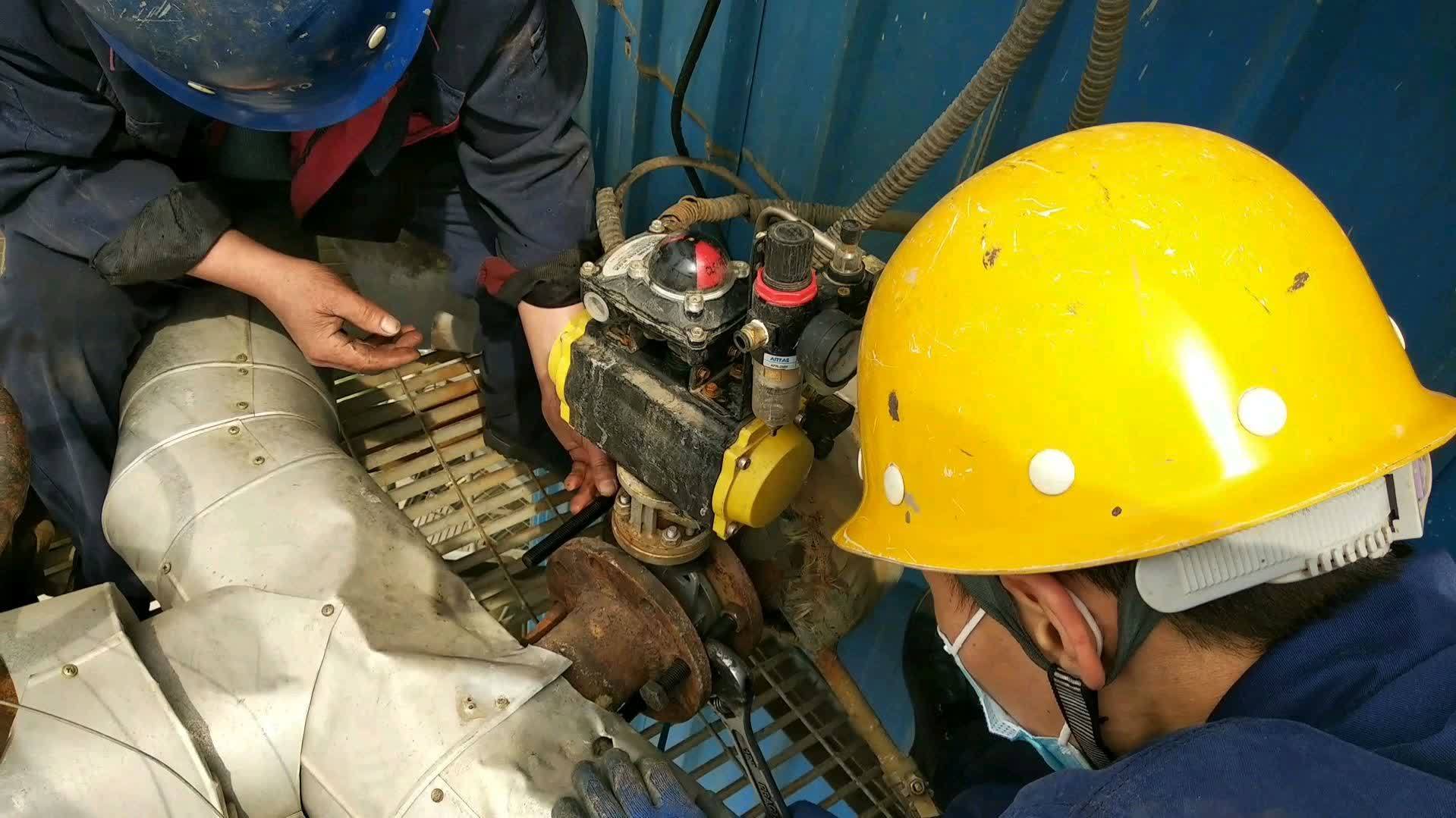 维修电工更换电控气动阀,塔身摇摆不定,高空作业真吓人