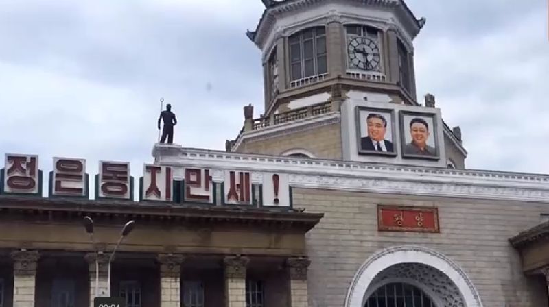 实拍:最真实的平壤火车站街景,跟中国北京火车站差不多