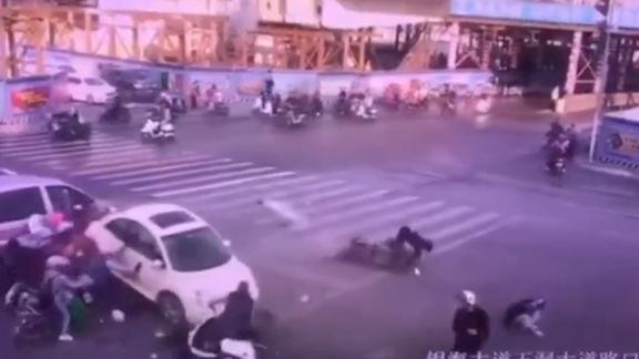 监控曝光:南宁一小车倒车碰撞多车,司机身亡并致4伤