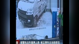 视频:城管执法车套牌上路被车主当场抓住