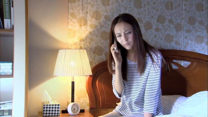 不忘:帅哥夜看美女照片,眼中若有所思,美女生病却不敢麻烦帅哥