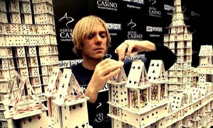 国外小哥用21万张扑克牌搭建筑,堪称活久见系列,真是太厉害了