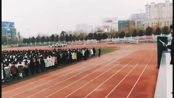 #千人合唱国歌# 高新学子升旗仪式合唱国歌,声音如雷,响彻整个校园,...