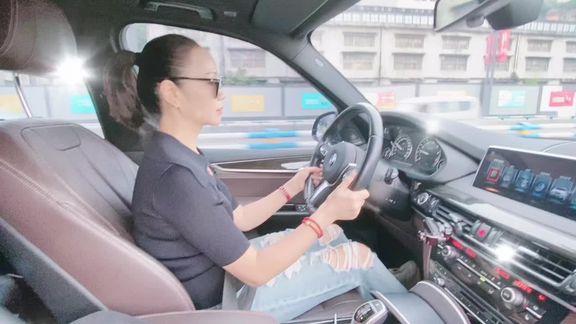 车别太快,系好安全带;平安出行每一步,关爱生命每一天。