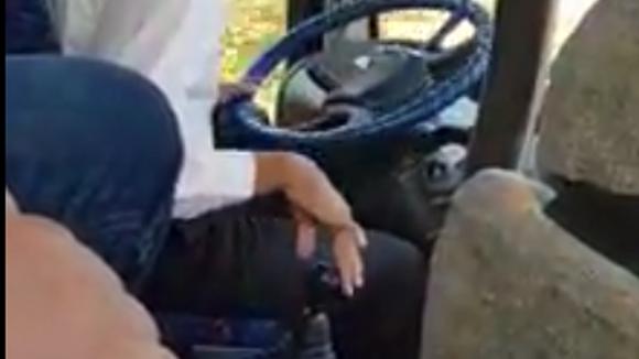 看看人家是怎么样开车挂挡的,这才是老司机