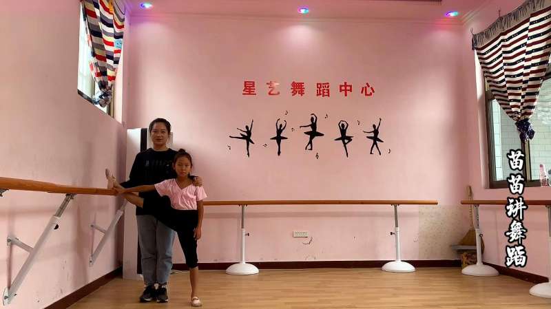 怎样正确地在把杆上压旁腿,小朋友标准示范,赶快学起来