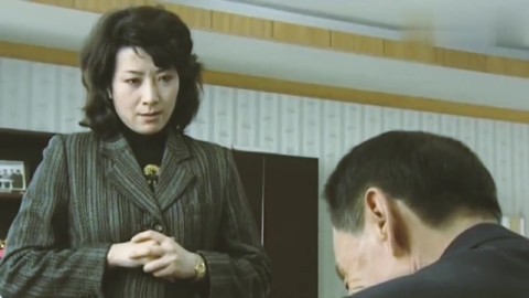 女主任拿着报告单冲进书记办公室,说:来了!书记的反应绝了