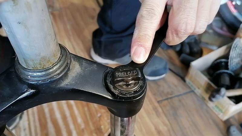 你可能不知道减震前叉调节钮根本就不会坏一旦有问题怎么办