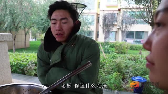 街头做生意,火锅一元一筷子,不料美女夹出钢丝球