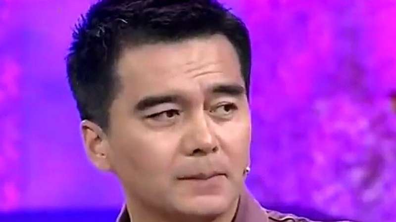 许亚军童年玩妈妈的拨盘电话傻傻的,太搞笑了
