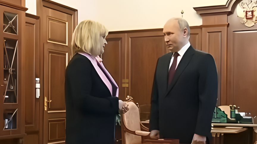 俄中央选举委员会主席向普京颁发总统证