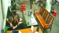 男子狂犬病发作,见谁咬谁太吓人了,监控拍下全过程!