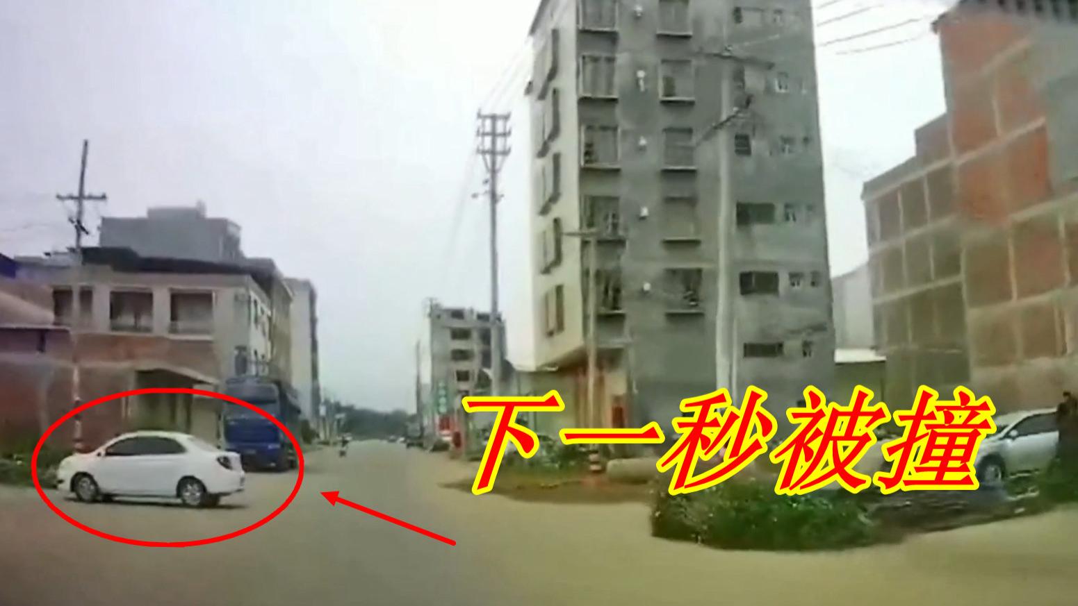 白色车子倒车不注意,下一秒被撞,车内小孩被吓得哇哇大哭