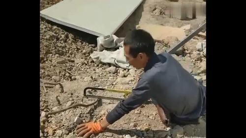 他如果舍得买一个充电的角磨机,就不会做这个活了