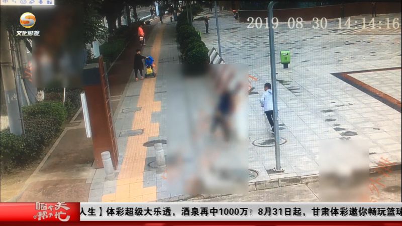 男子当街追砍父亲被交警10秒制服!父亲竟然说:他还是个孩子