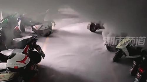 小区车库内电动车爆燃,车主们要伤心了