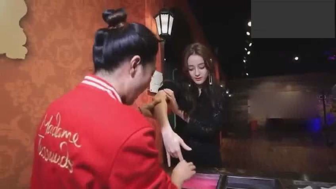 迪丽热巴身着黑色连衣裙现身武汉杜莎夫人蜡像馆做腊手,很漂亮啊