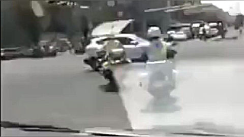 交警执勤,被出租车撞飞