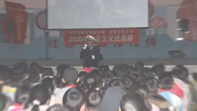 从小抓起,弥勒“电影下乡”交通安全宣传进学校!