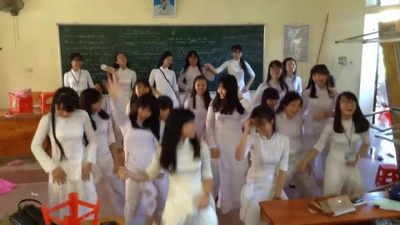 一群毕业班的女同学正在排练毕业典礼上表演的舞蹈