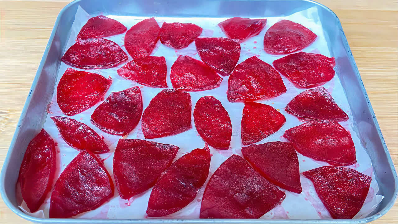 百香果皮别再扔掉了,放锅里炒一炒真厉害,见了都想吃,快试试吧