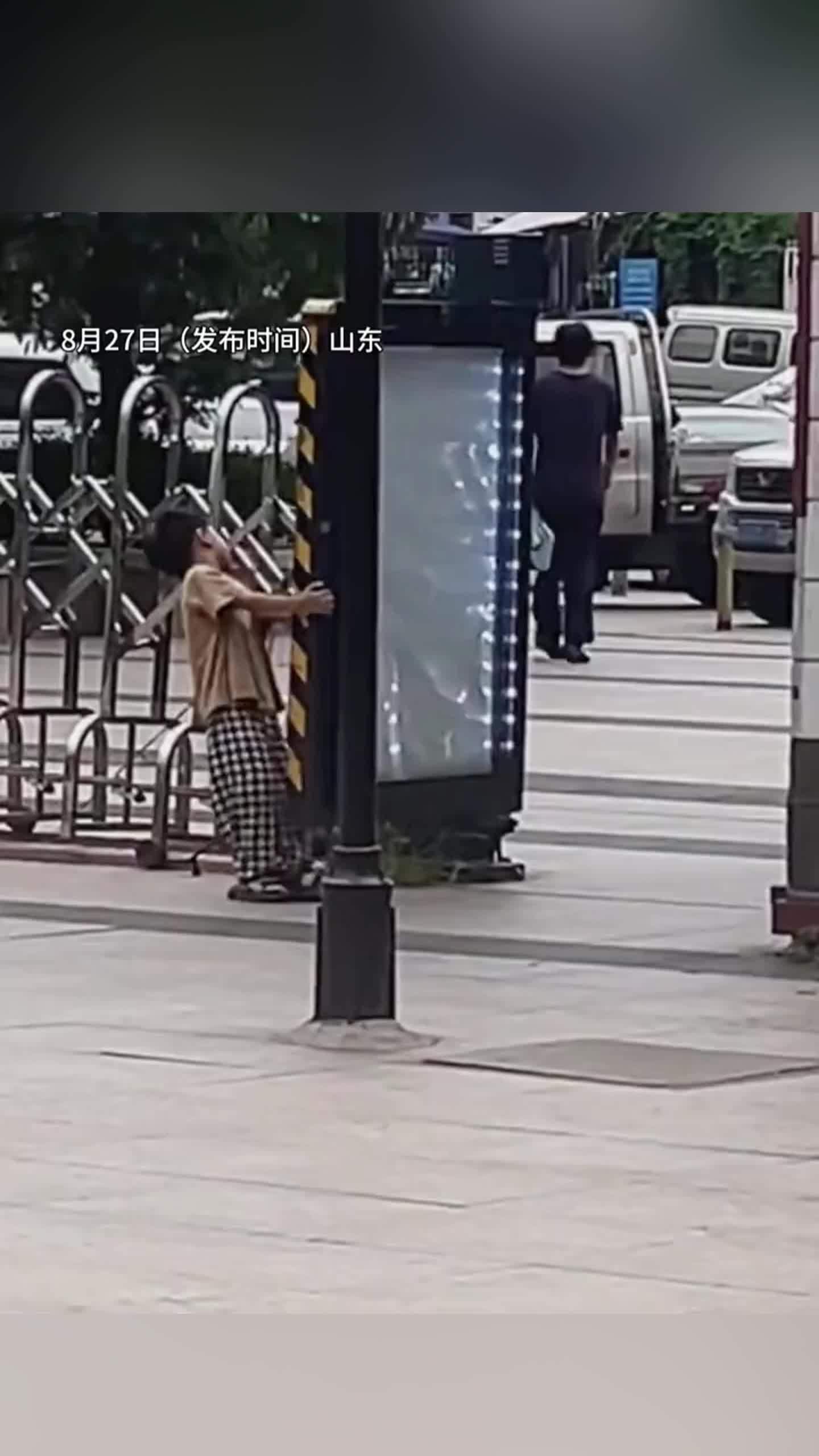 小男孩一直在推拉着自动门,一开始觉得调皮很好笑!