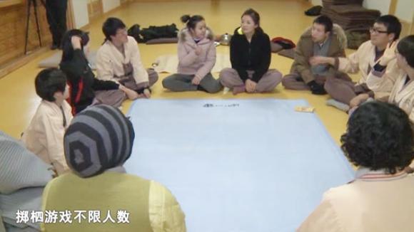 体验传统游戏掷柶,流行于韩国和我国朝鲜族的一种玩法