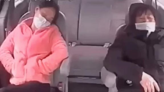 #一盔一带dou知道 坐车不系安全带,一旦发生严重的交通事故,车里的人...