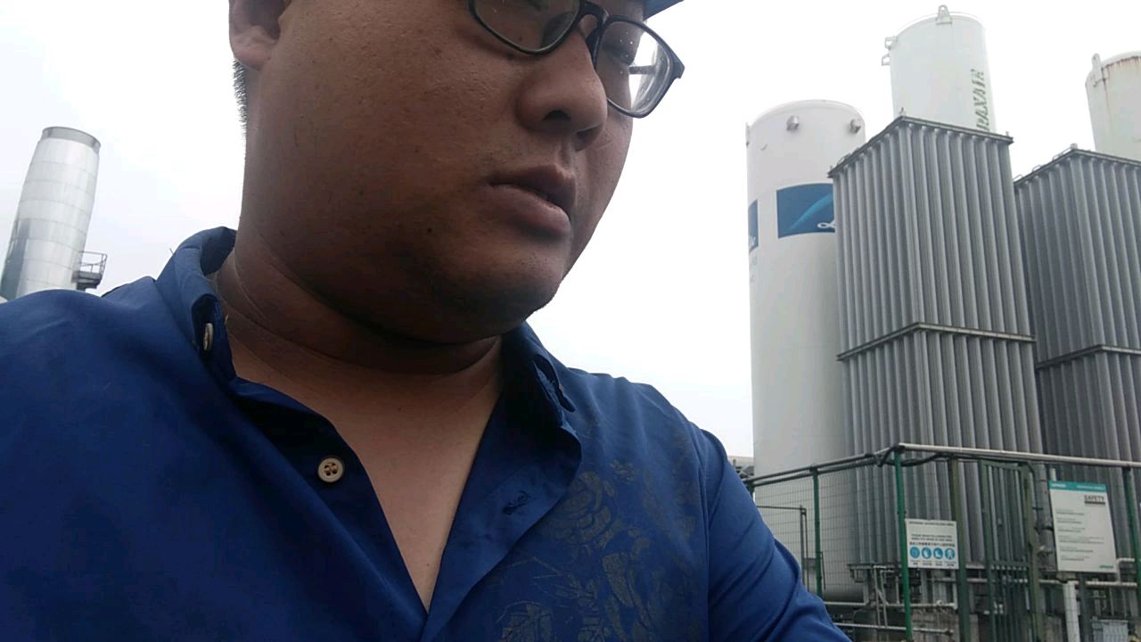 下着小雨走在硫酸小道中间别有一番滋味