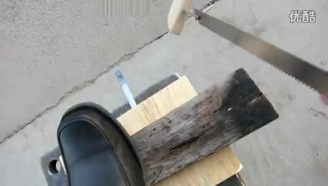 单手操作木工框锯锯割红木测试