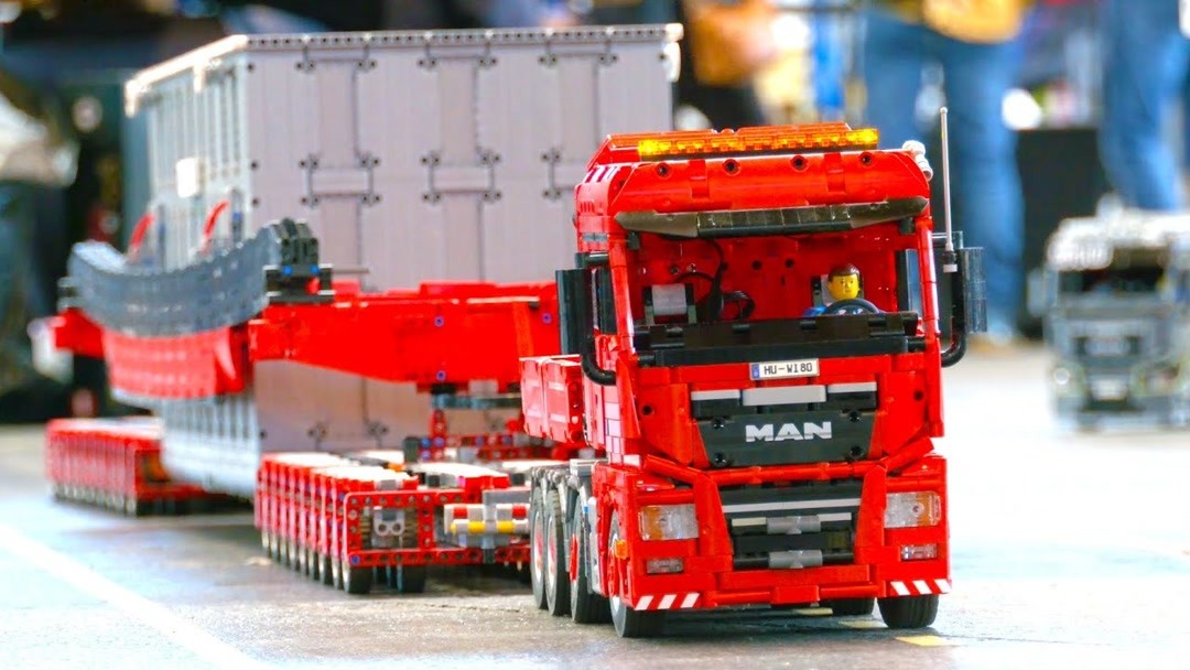 展示各种积木运输卡车玩具