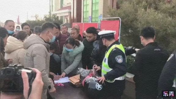 隆尧县举行“一盔一带”志愿宣传活动暨赠送安全头盔仪式