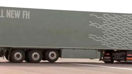 沃尔沃不愧世界上最安全汽车,看大货车测试,自动预警自动刹车