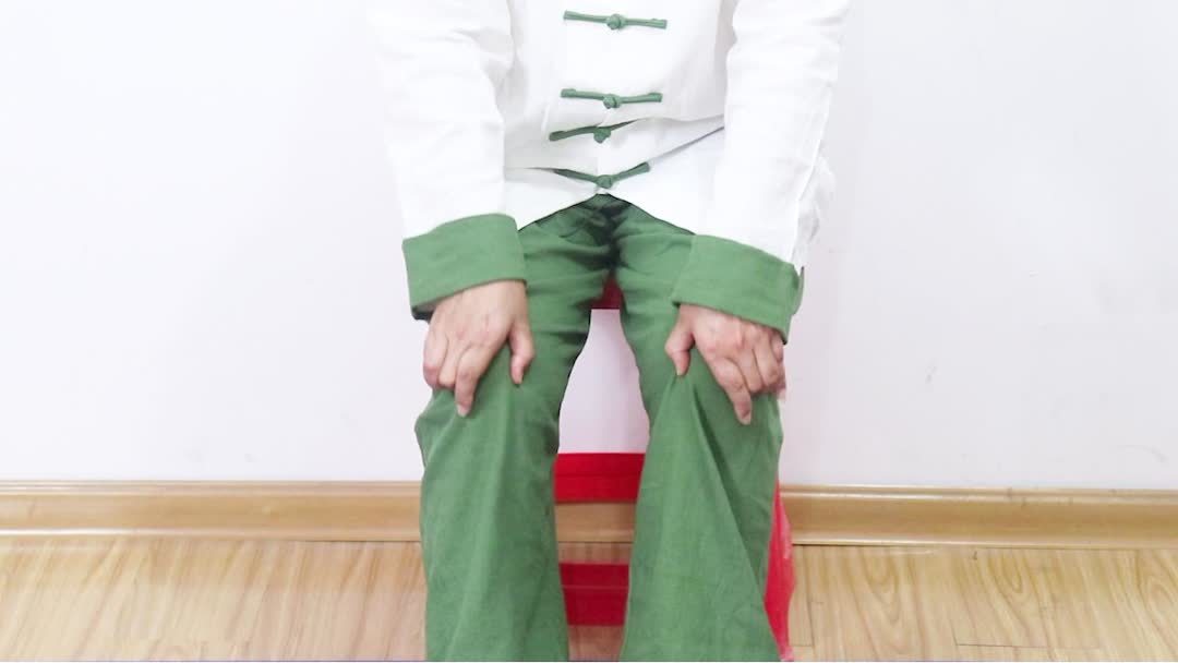 膝盖痛别怕,每天按膝眼,排出积液,滋养关节、修复膝盖!