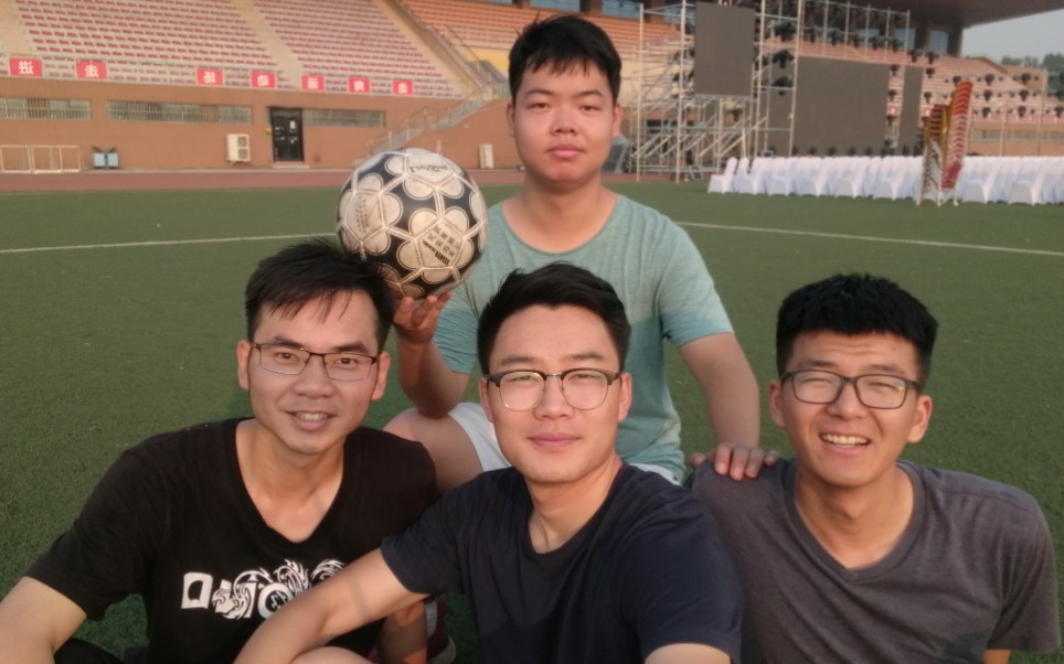 毕业倒计时第三天!说好的六点操场集合,就去了我们四个,意外碰到了...