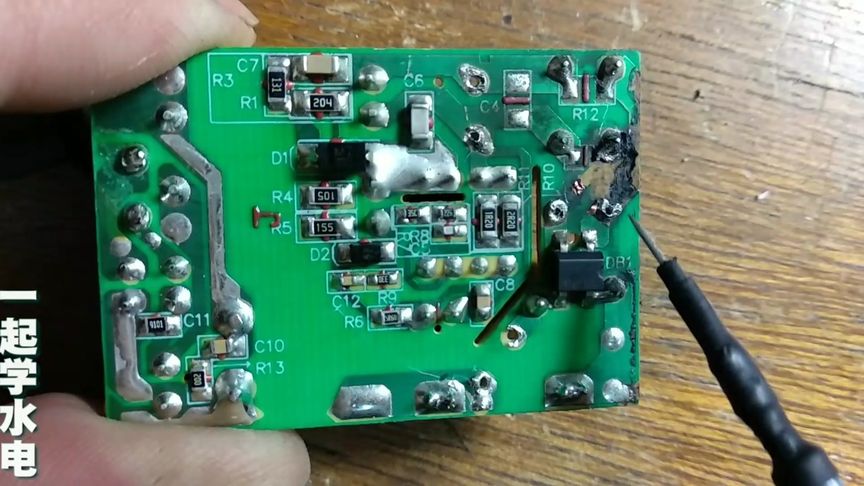 维修路由器电源:铜箔都烧断了两根,看看都坏了些什么零件!