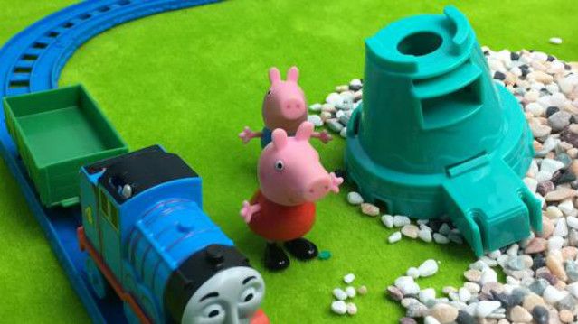 小猪佩奇寻宝到彩泥蛋糕模具玩具