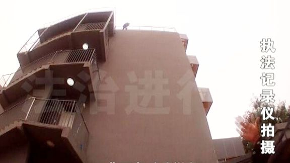 警察执法记录仪记录救人瞬间 网友:这一跃让我热泪盈眶