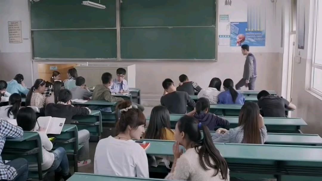 班主任和女学生跳舞的视频被传到网上,班主任的反应亮了