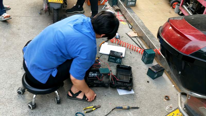 我的简易电动车在城南街道红庄爱玛电动车(盛兴路店)换了新电池。