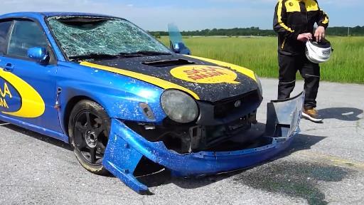 钢化玻璃到底有多结实?牛人开车连撞7块,网友:试试中国制造?