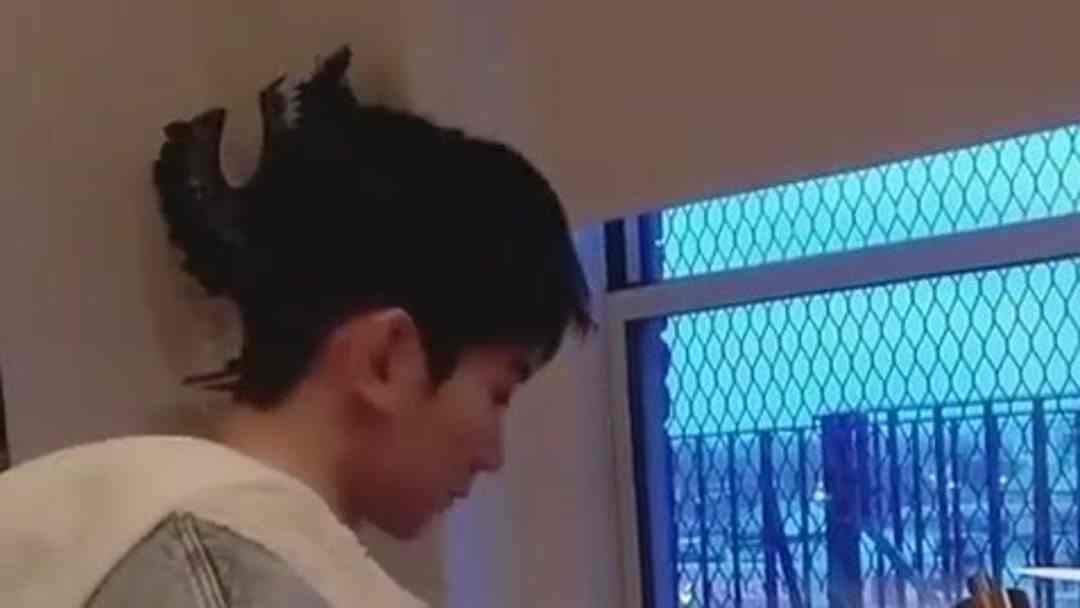 【王源】20191219今日份新鲜源哥,微博更新一则“咚咚咚”,今天也是...