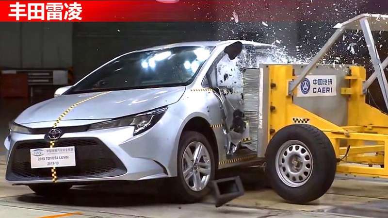 丰田雷凌侧面碰撞测试,成员保护到位,雷凌车主默默的点了个赞