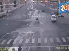 行人过马路被撞, 接下来一分多钟发生的事情让人!