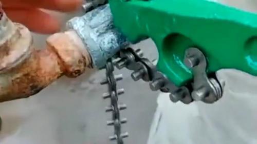 来自工人的智慧,发明这个实用的链条钳,可以取下任何型号的螺母!