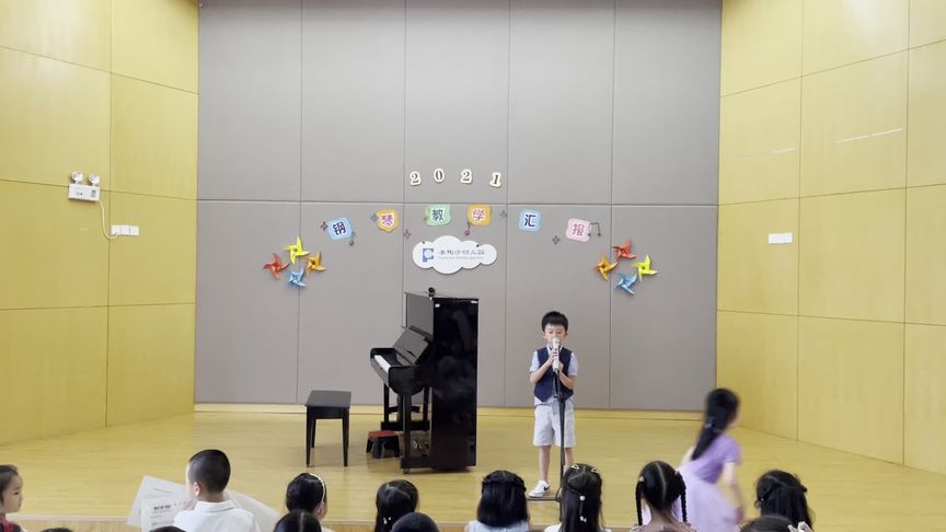 幼儿园钢琴演奏表演。会一种乐器,不为取悦他人,而是优雅自己