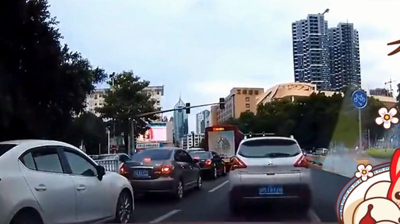   行车记录仪全程高清拍摄,直击交通事故现场 ,要提高安全意识!